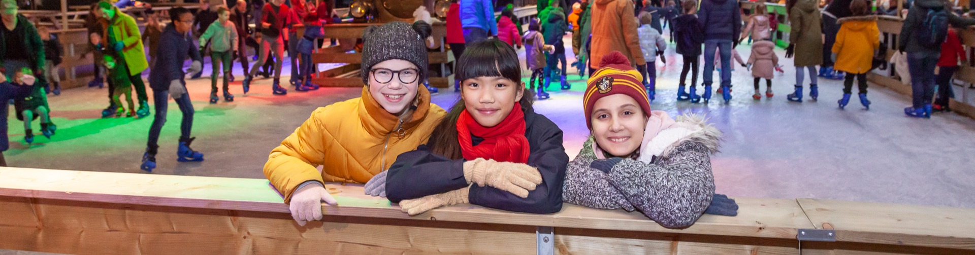 Romantische wintersfeer en schaatsen tussen de treinen in het ...