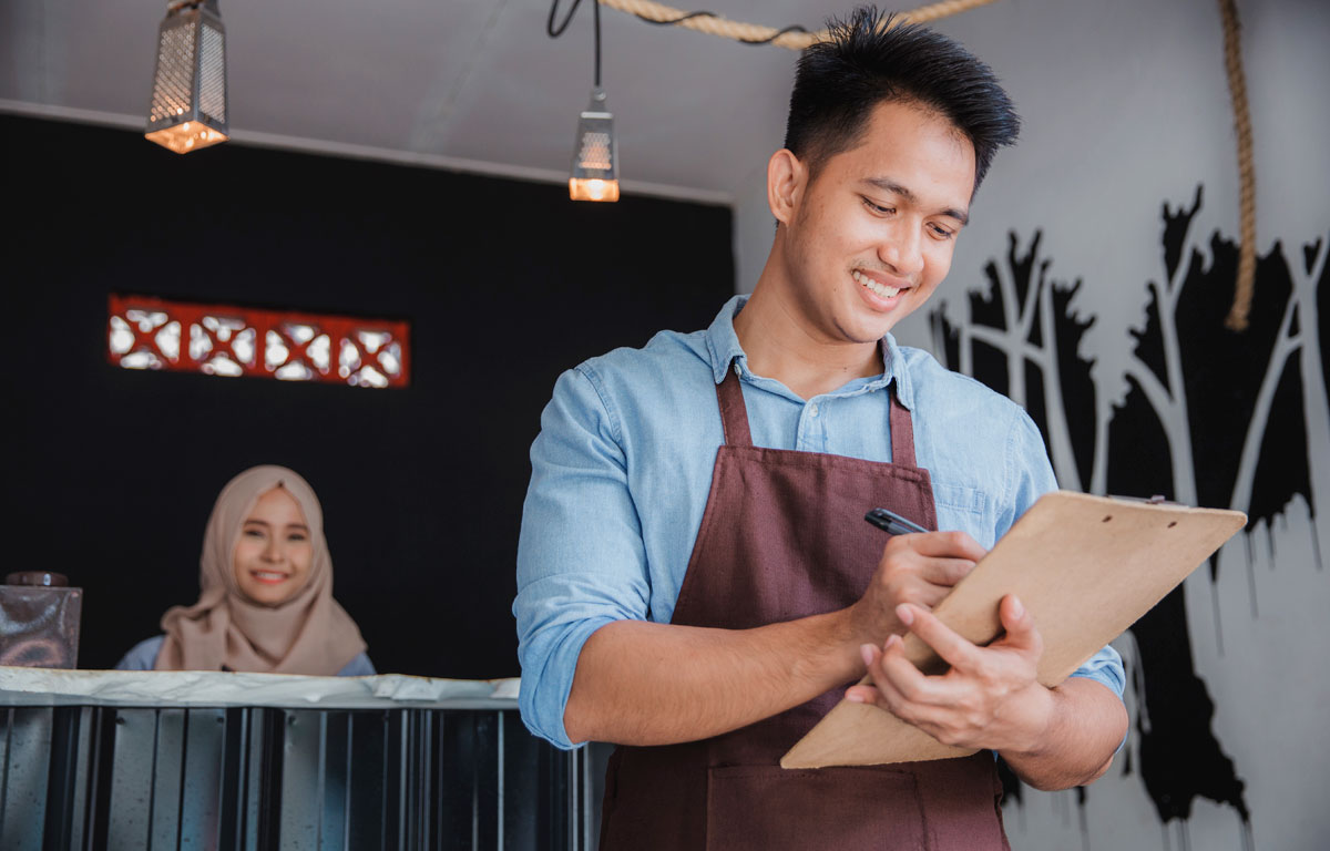 Mau Jadi Waiter atau Waitress? Pelajari Keterampilan Ini dan Cek ...