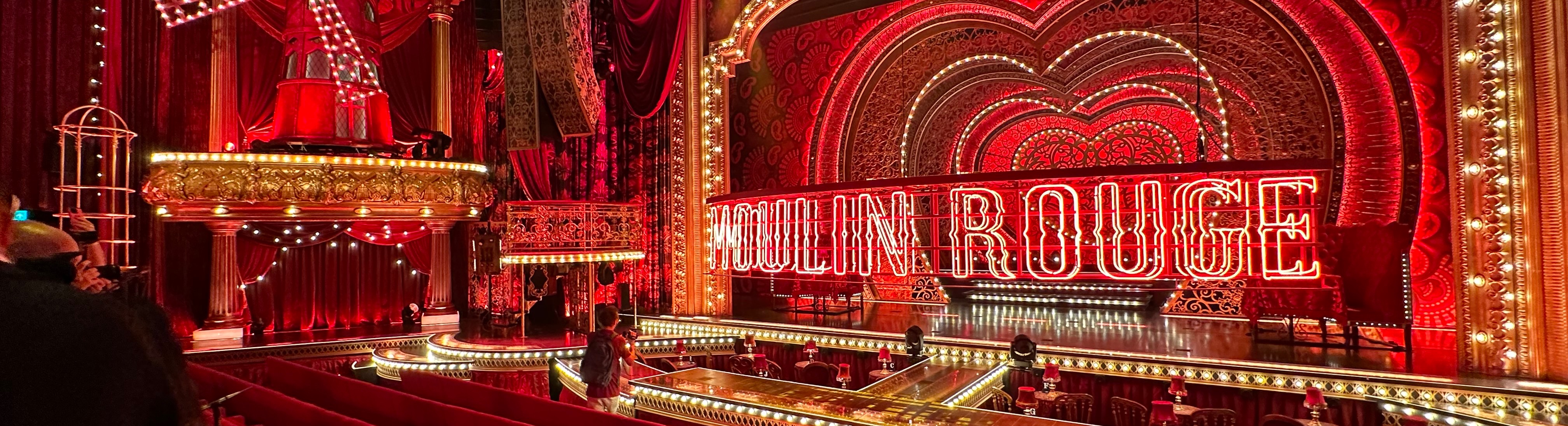 Dit moet je zien: het decor van Moulin Rouge! De Musical ...