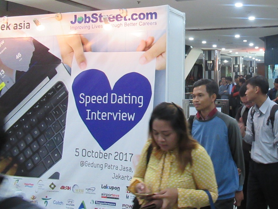 Ratusan Pencari Kerja yang Lolos Seleksi Diinterview oleh Perusahaan di ...