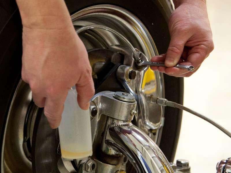 One Man Brake Bleeding Kit | Autoweb