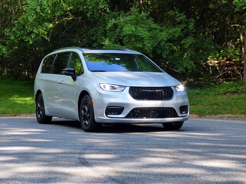 2024 Chrysler Pacifica Hybrid Road Test and Review | Autoweb
