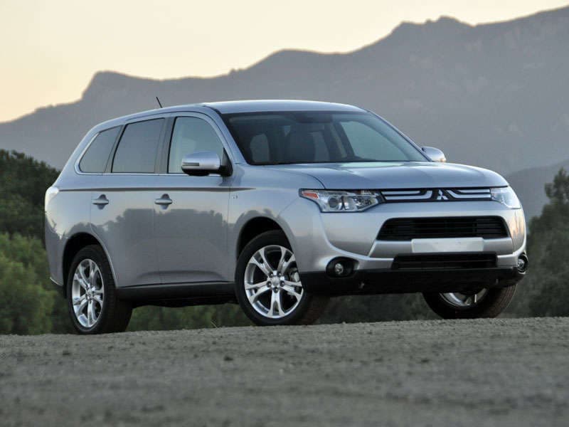 2014 Mitsubishi Outlander Crossover SUV Road Test and Review | Autoweb