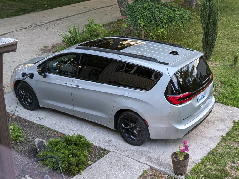 2024 Chrysler Pacifica Hybrid Road Test and Review | Autoweb