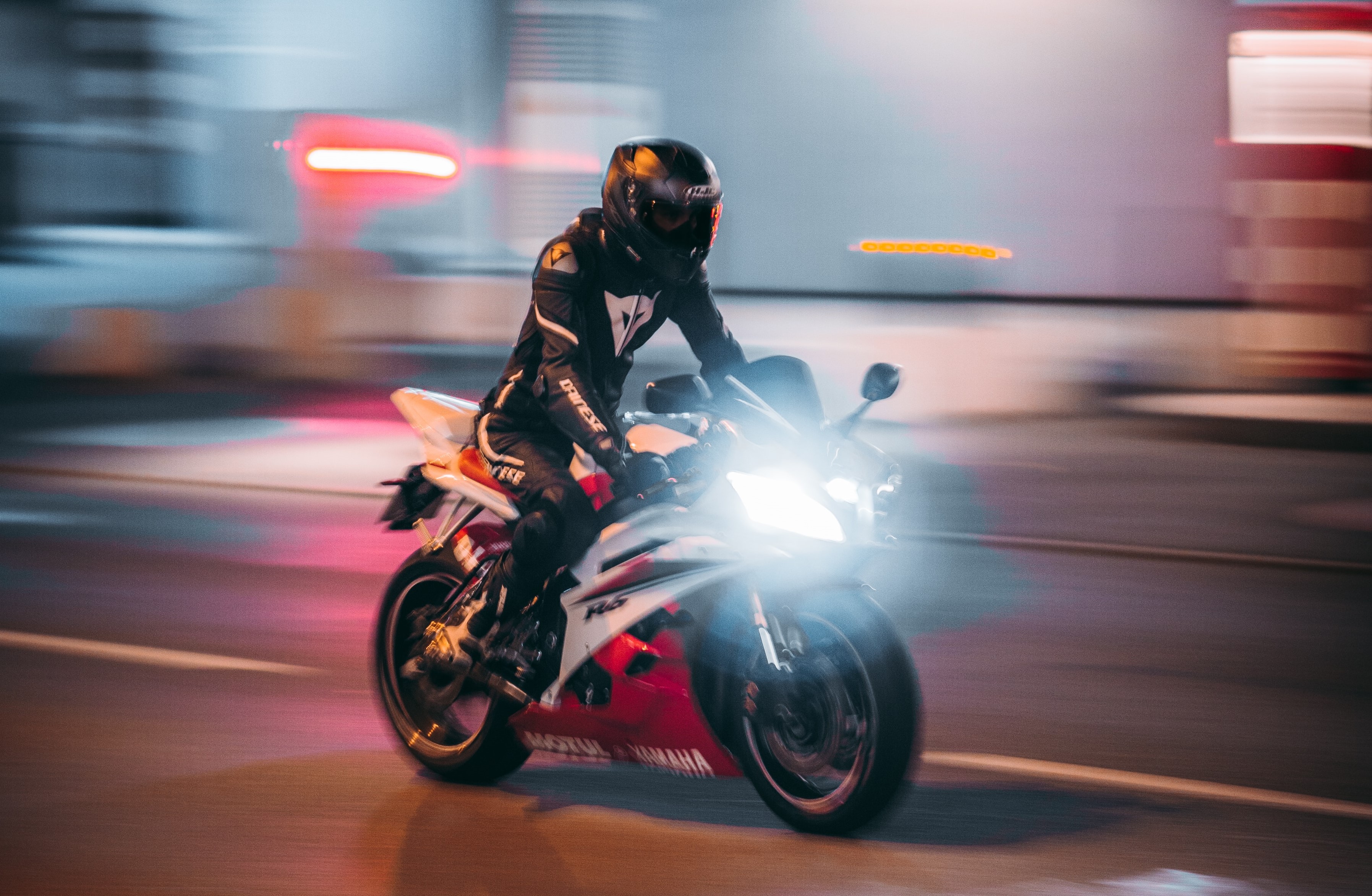 Motorrijden in het donker. Waar moet ik aan denken?