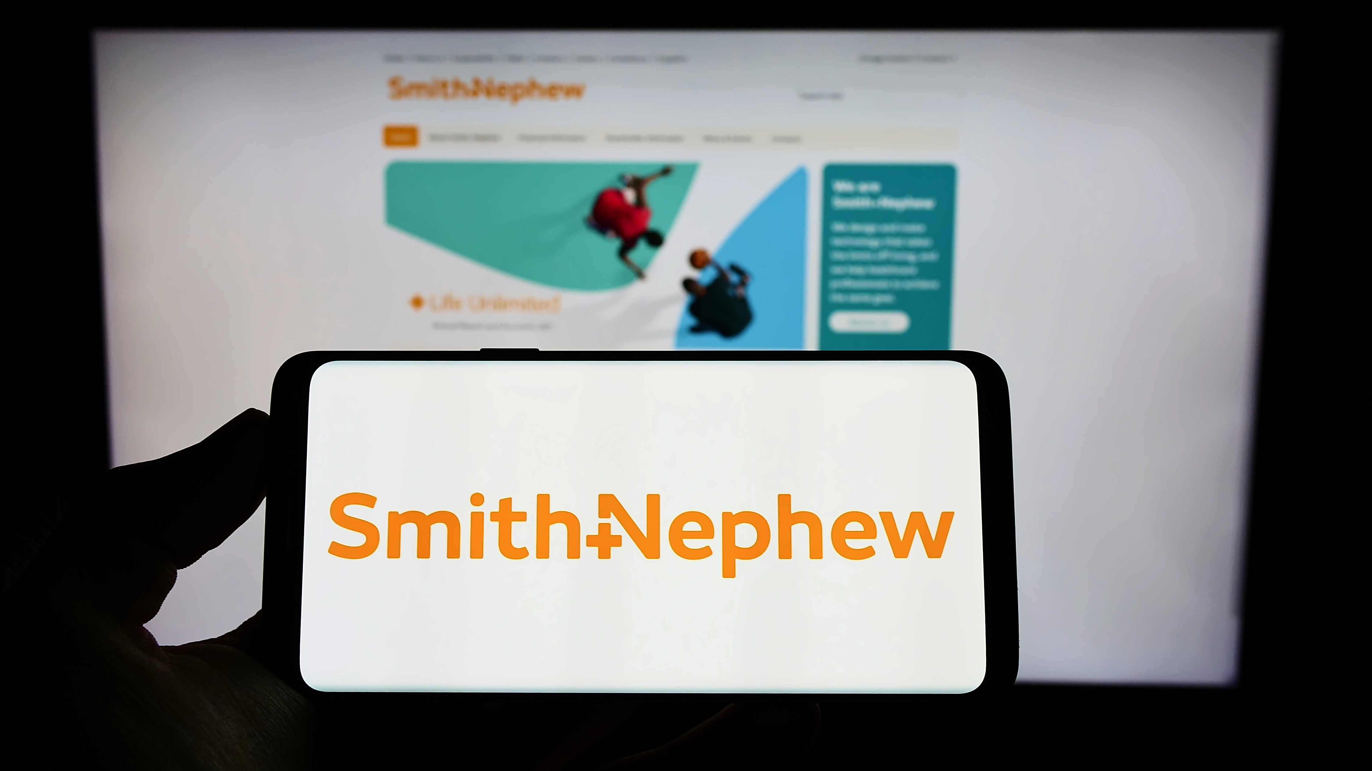 Smith & Nephew shares rally 5% after strong Q3 and raised guidance, 2 ...