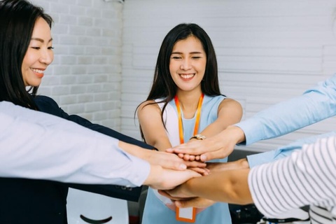 Offers the latest insights, opinions and research to help you better ...