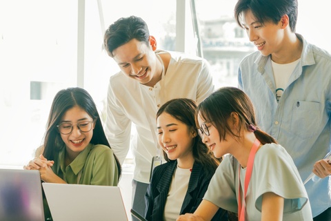 Offers the latest insights, opinions and research to help you better ...