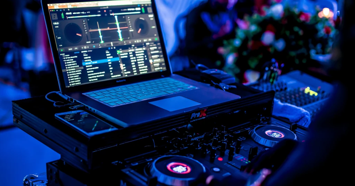 How to Make a Good DJ Mix in 7 Steps - 2023 update | DJ.Studio