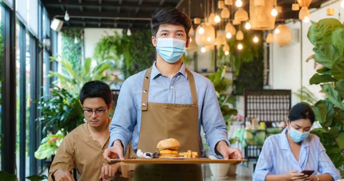 How to Thrive in the Restaurant Industry On a Waiter Career Path ...