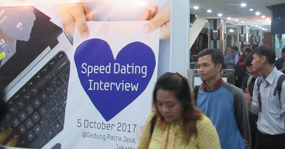 Ratusan Pencari Kerja yang Lolos Seleksi Diinterview oleh Perusahaan di ...