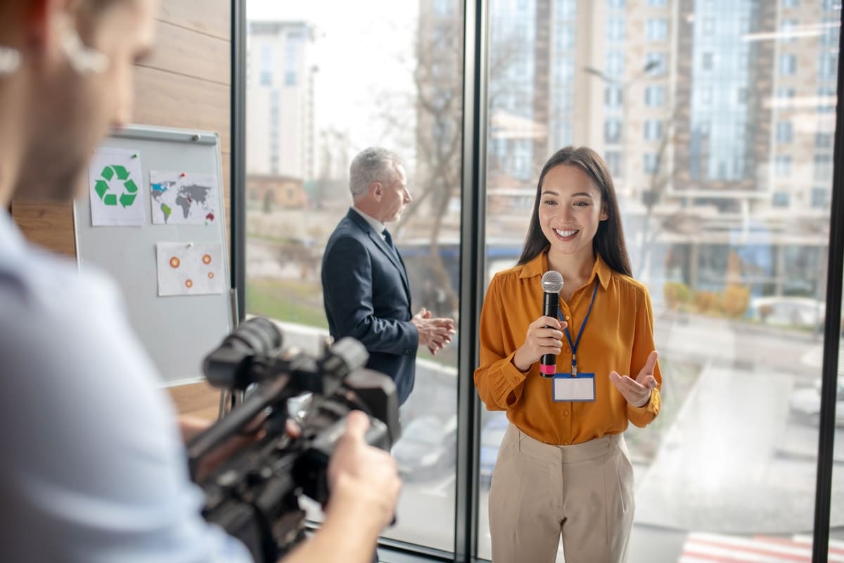 Broadcasting Adalah: Ini Contoh, Skill, dan Prospek Kerjanya ...