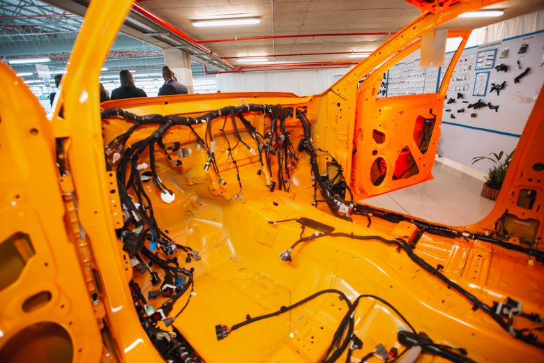 48 Komax Alpha 530 für Südafrikas grössten Kabelbaumhersteller | Komax