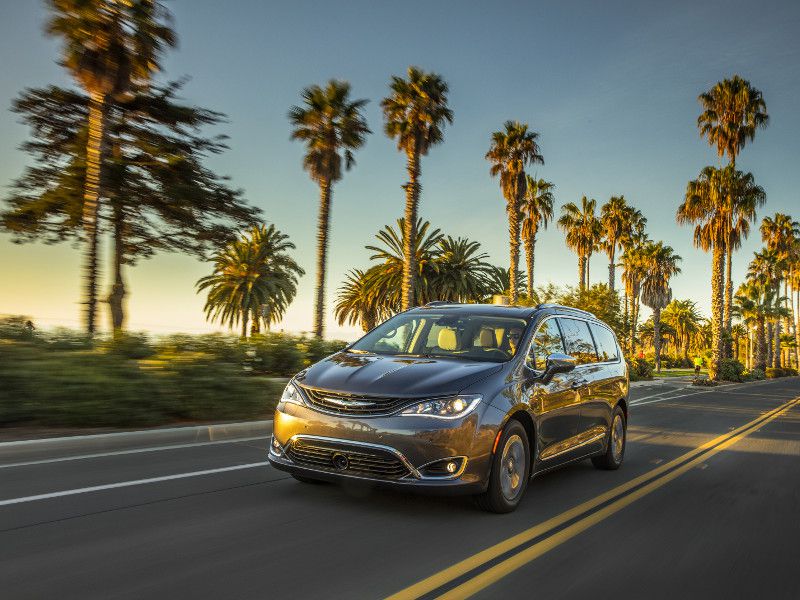 10 Things You Need to Know About the 2018 Chrysler Pacifica Hybrid ...