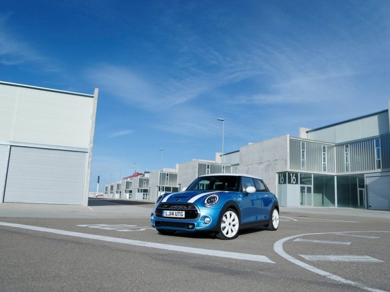 2015 MINI Cooper S Hardtop 4 Door Road Test & Review | Autobytel